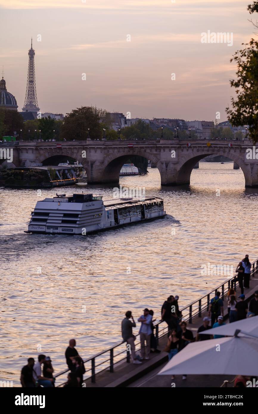 Paris, France - 8 octobre 2023 : vue de personnes marchant à côté de la ...