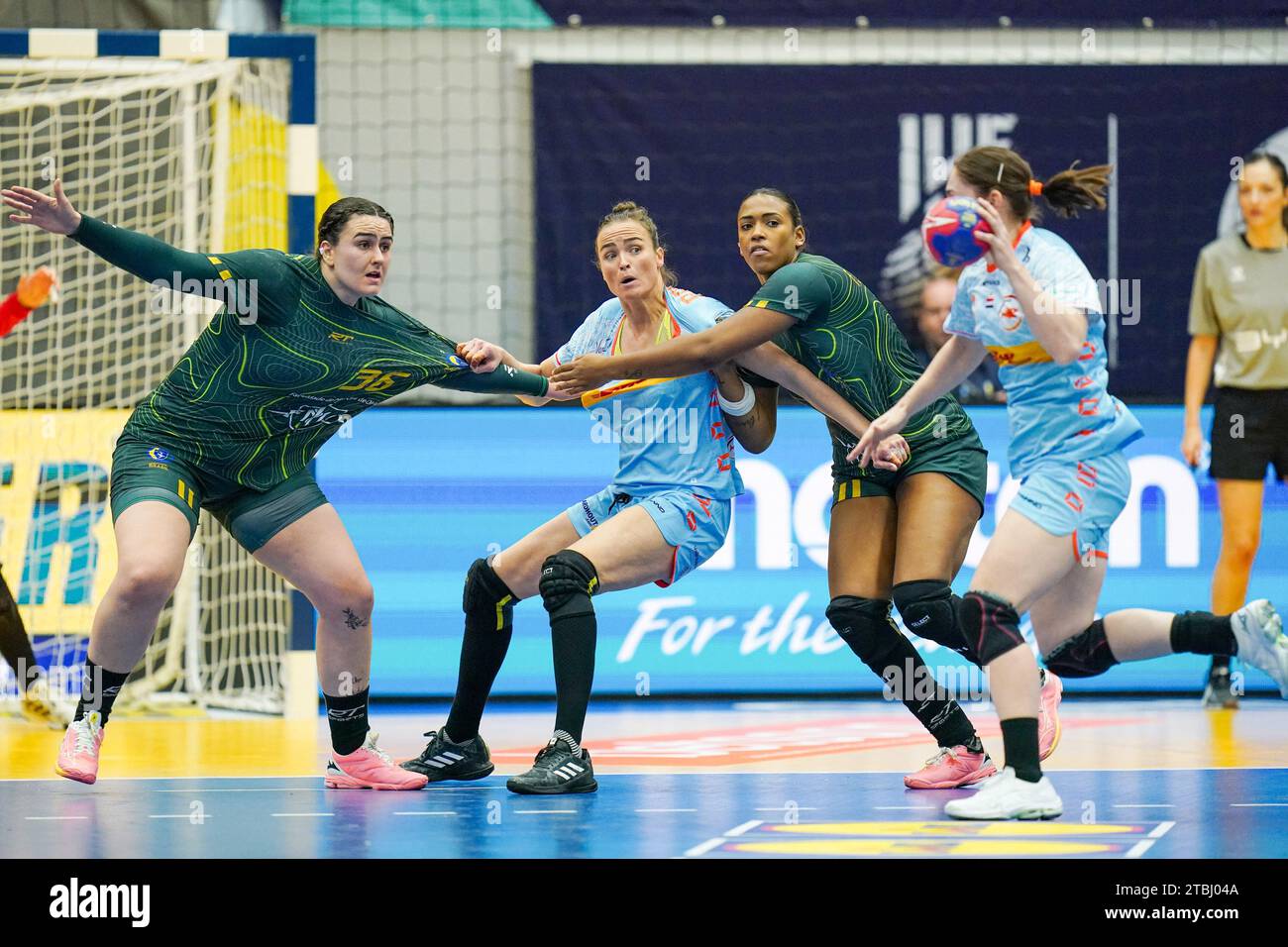 Yvette Broch, des pays-Bas, a combattu pour la position avec Marcela ...