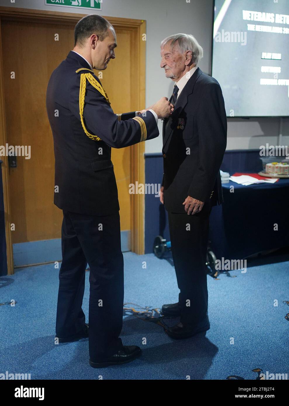 Le colonel français Xavier Ravel (à gauche) surprend David Morgan, 100 ...