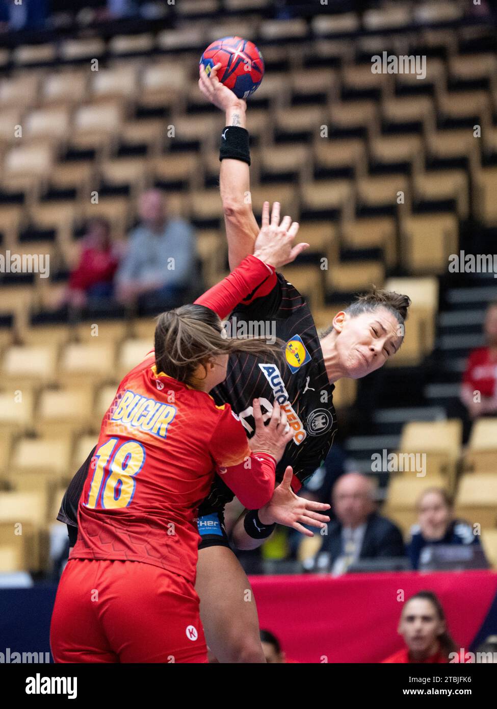 Emily Bölk en action avec Daria Bucur de Roumanie lors du match du ...