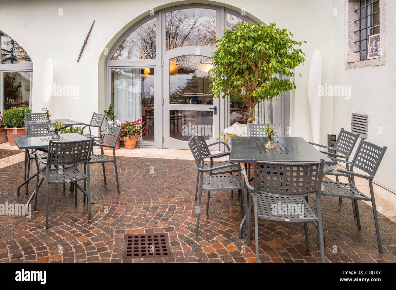 jardin du restaurant historique Home of Wine (Casa del vino), Isera ...