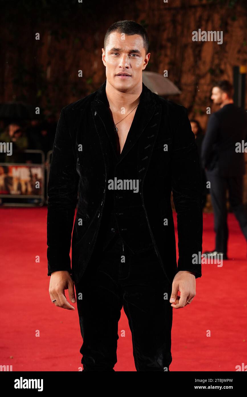 Staz Nair arrive à la première londonienne de Rebel Moon - part One : a ...