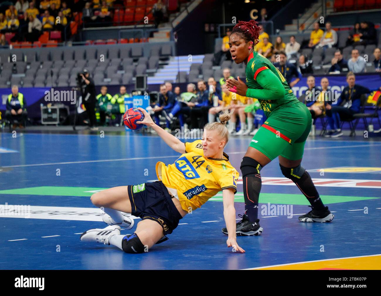 La suédoise Daniela de Jong (L) est fauchée par la camerounaise Vanessa ...