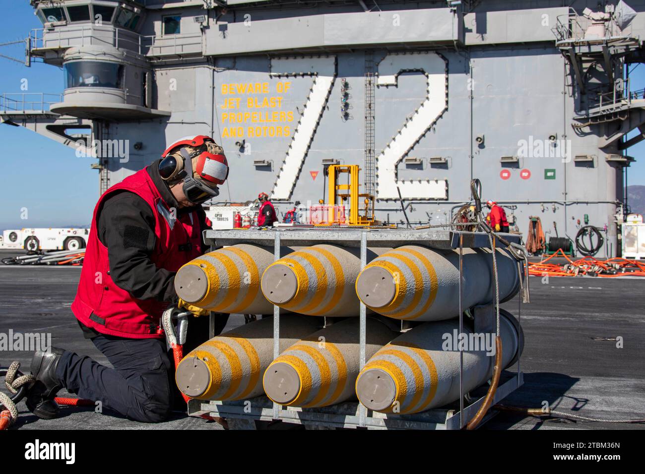 231206-N-ED228-3130 OCÉAN PACIFIQUE (6 décembre 2023) Connor Hudson, un ...