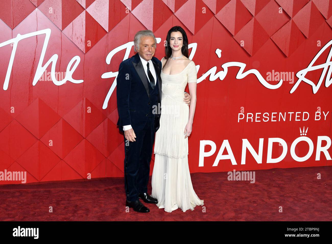 LONDRES, ANGLETERRE - DÉCEMBRE 04 : Anne Hathaway,Giancarlo Giammetti ...