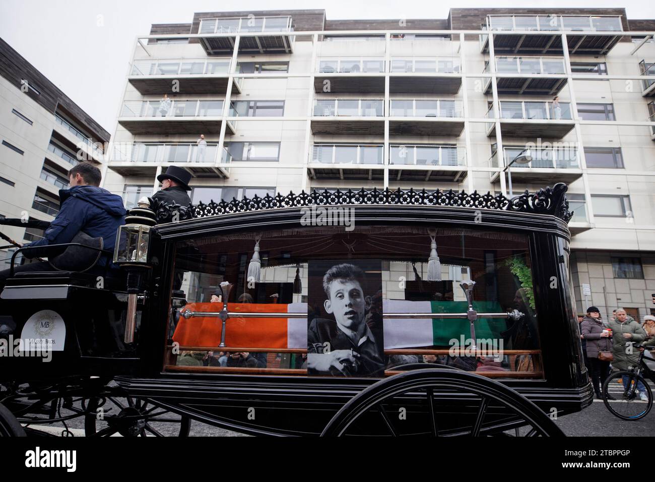 Le cortège funéraire de Shane MacGowan fait son chemin le long de ...