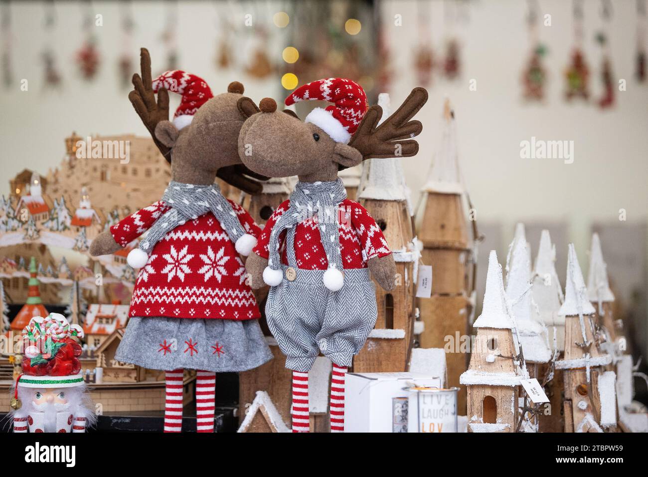 Le plus grand marché de Noël des pays-Bas à Haarlem est très fréquenté ...