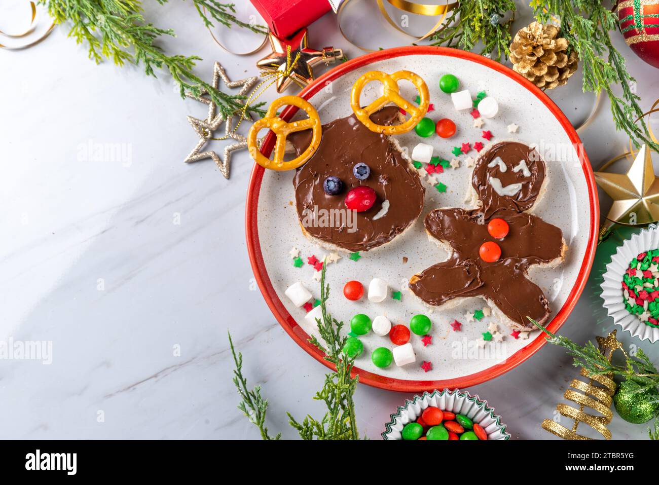 Symboles de Noël drôles toast avec pâte de chocolat, bonbons de Noël et ...