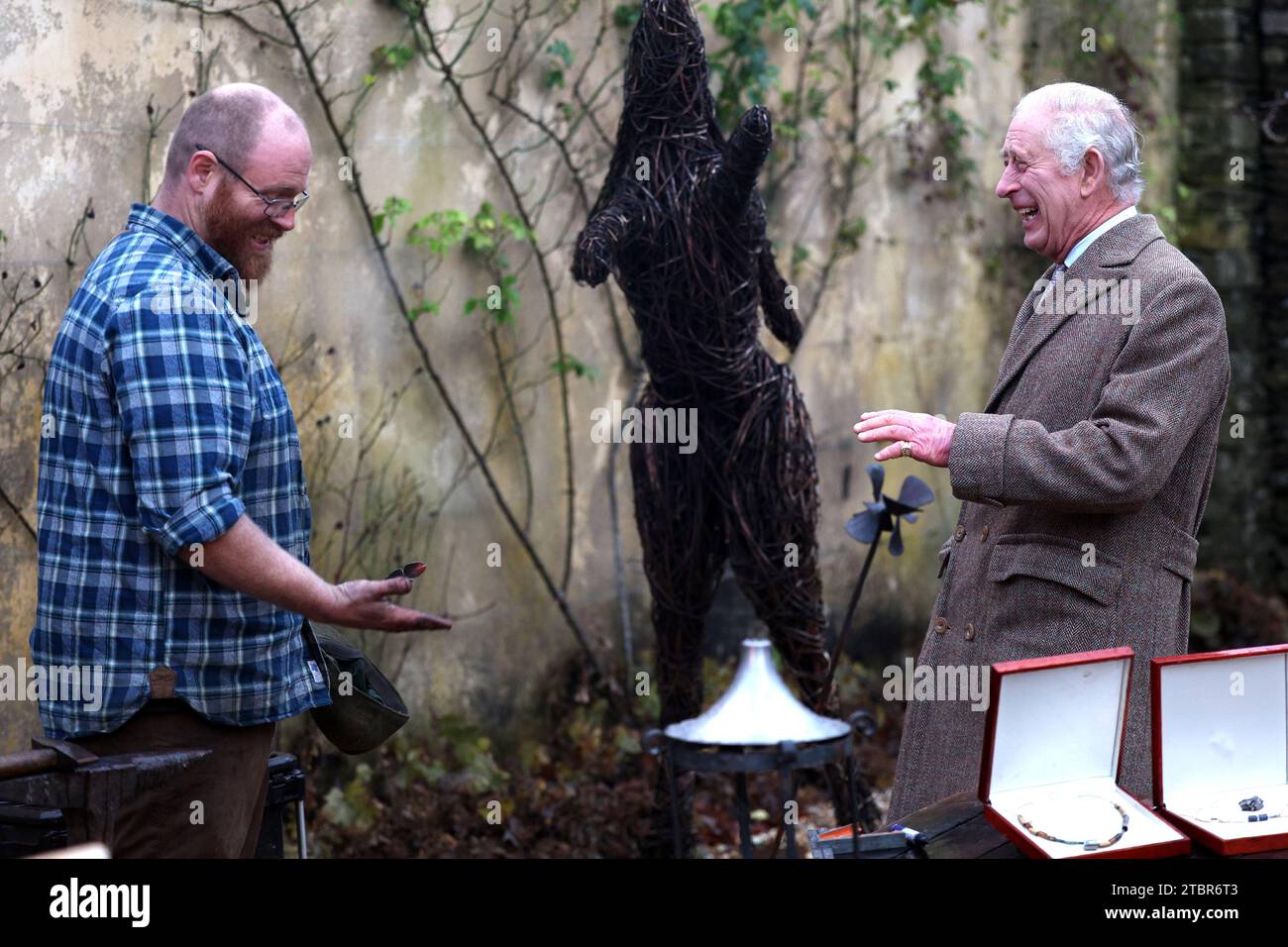 Le roi Charles III rit avec Ian Thackray, un forgeron qui se rend ...