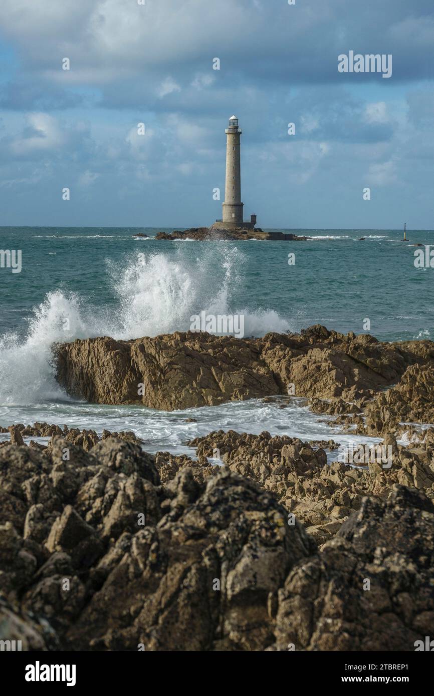 France, Normandie, jet de vagues sur les rochers à la mer, Phare de la ...