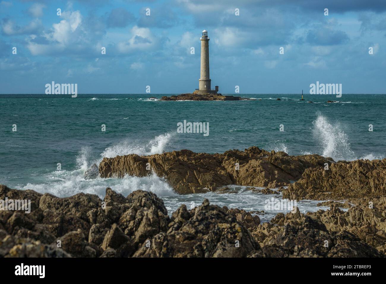 France, Normandie, jet de vagues sur les rochers à la mer, Phare de la ...