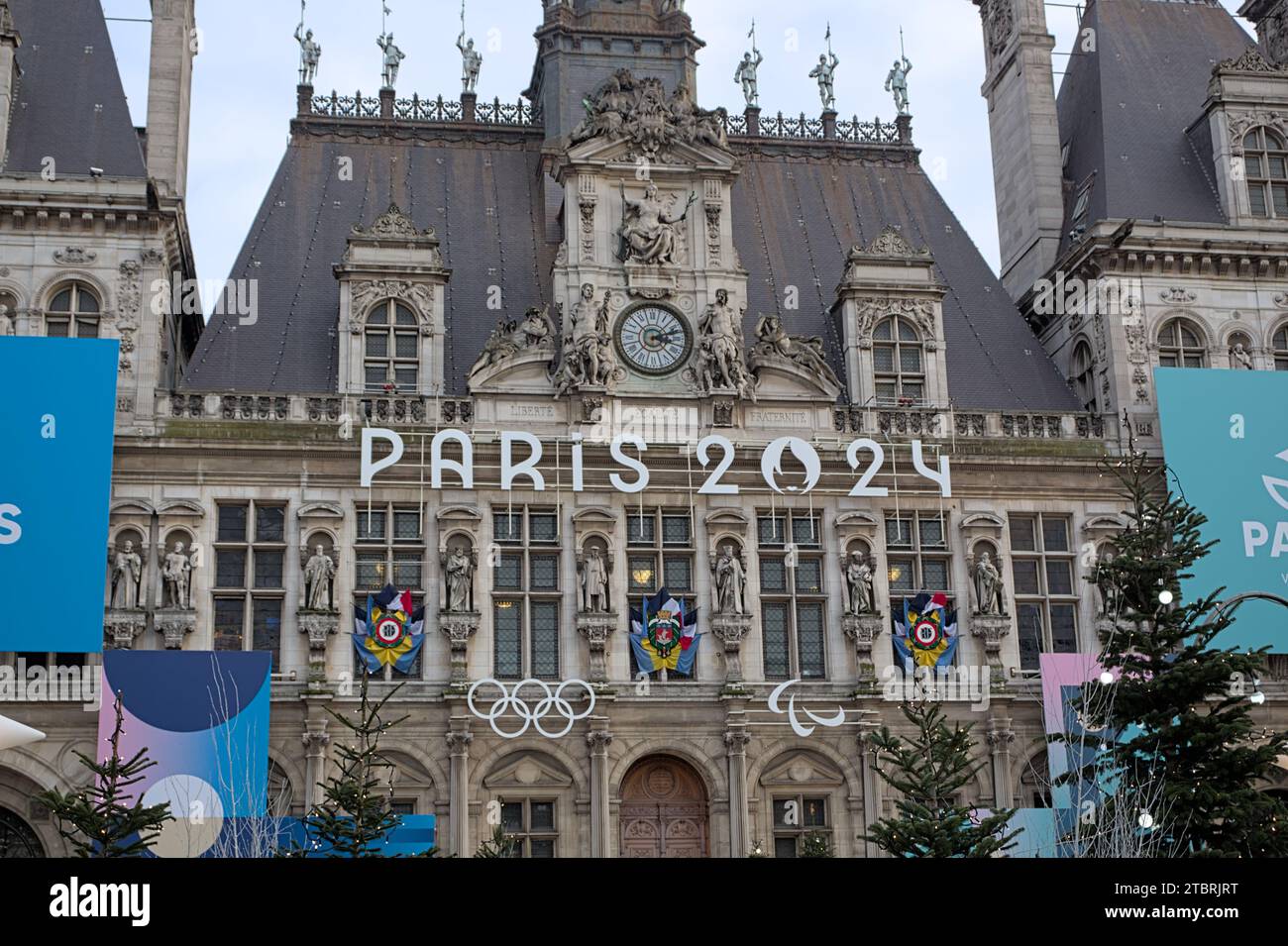 Hôtel de ville de Paris avec symboles des Jeux Olympiques de 2024, France Photo Stock - Alamy