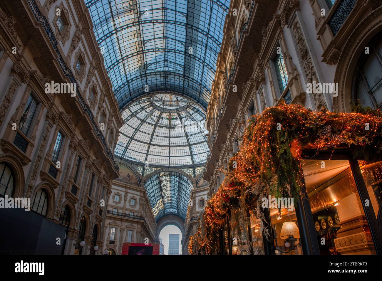 Milan Italie 6 décembre 2023 : décorations de Noël dans la galerie ...