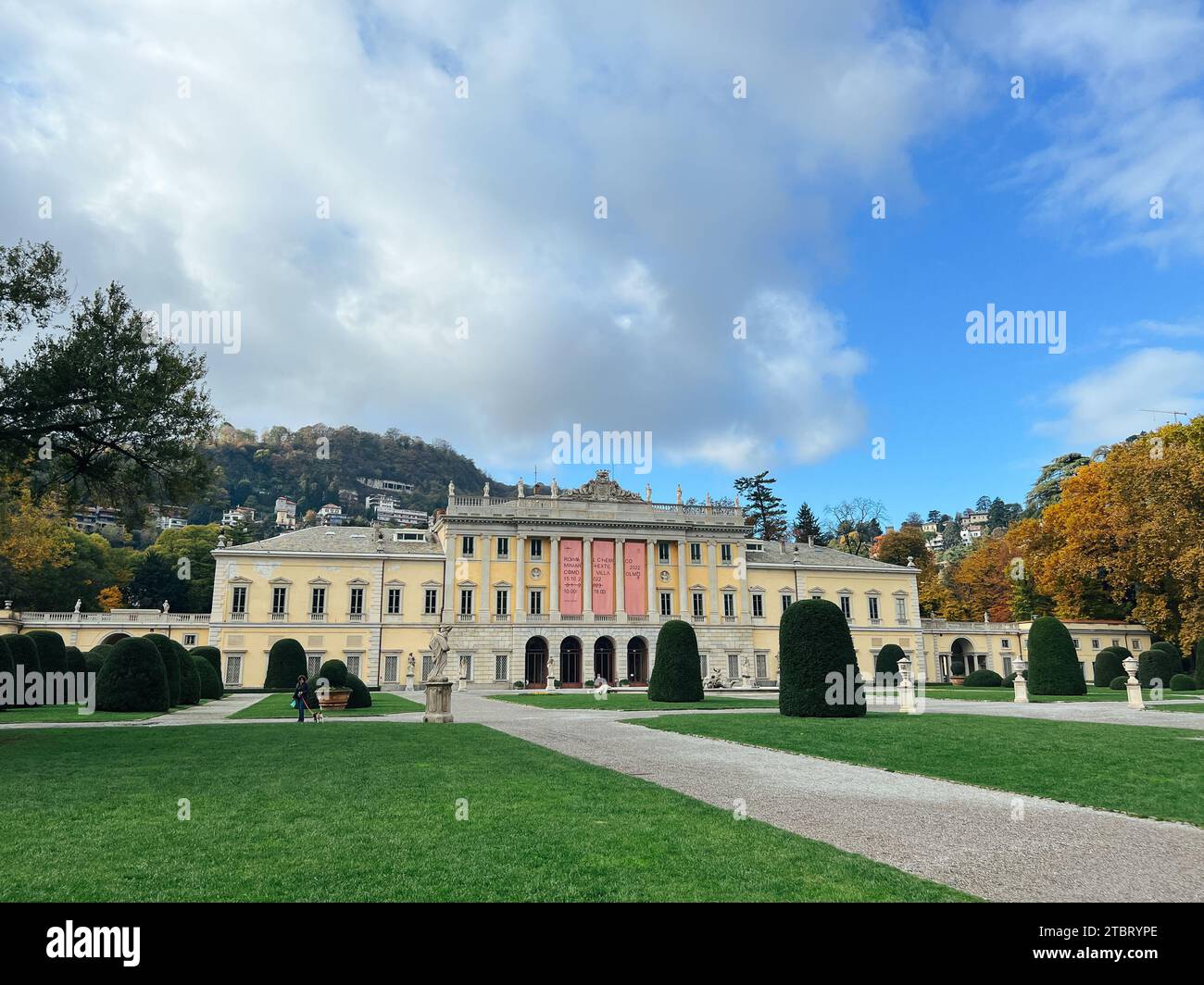 Côme, Italie - 12 novembre 2023 : Parc vert en face de l'ancienne villa ...