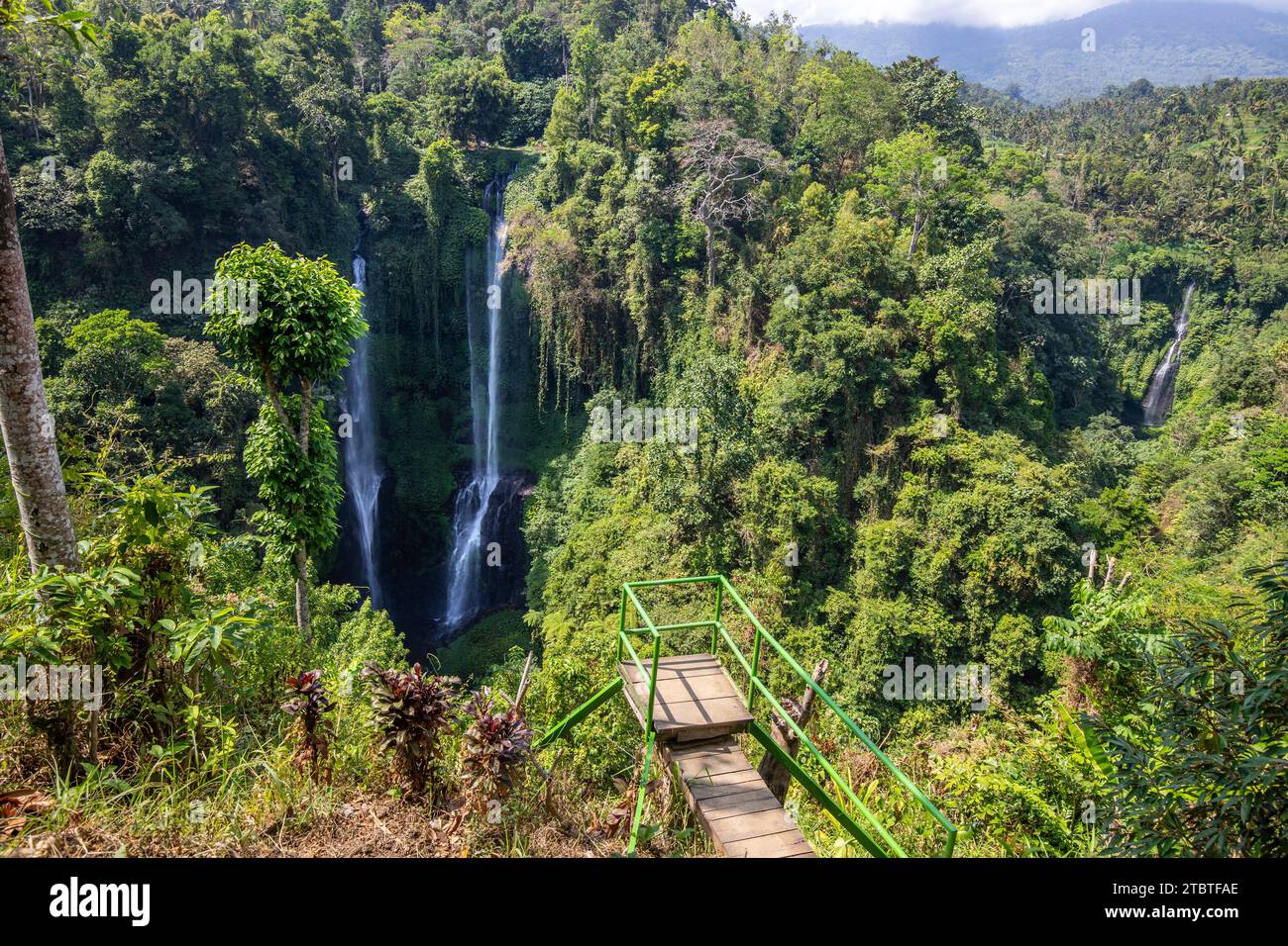 La cascade de Sekumpul, une grande cascade au milieu de la jungle qui ...