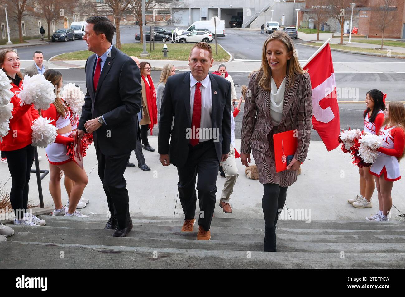 08 décembre 2023 : Dan Swanstrom (au centre), l'entraîneur-chef de ...