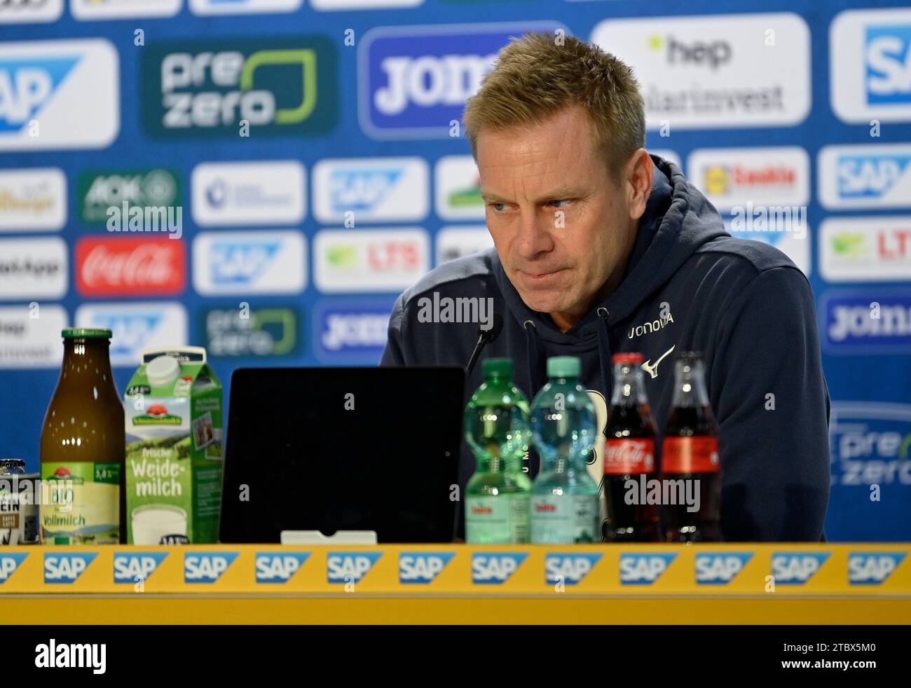 Sinsheim, Deutschland. 08 décembre 2023. Nach Spielende : PK Pressekonferenz mit Co-formateur ...