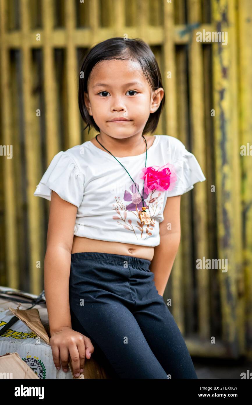 Une Jolie Jeune Fille Philippine Pose Pour La Caméra à Ermita Manille