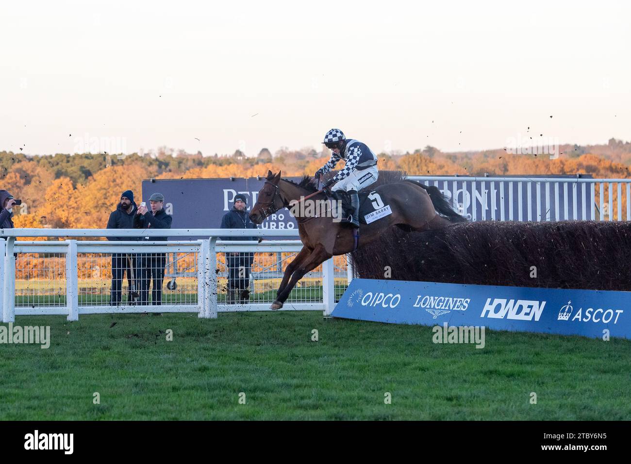 Ascot, Royaume-Uni. 25 novembre 2023. Horse Corrigeen Rock monté par le ...