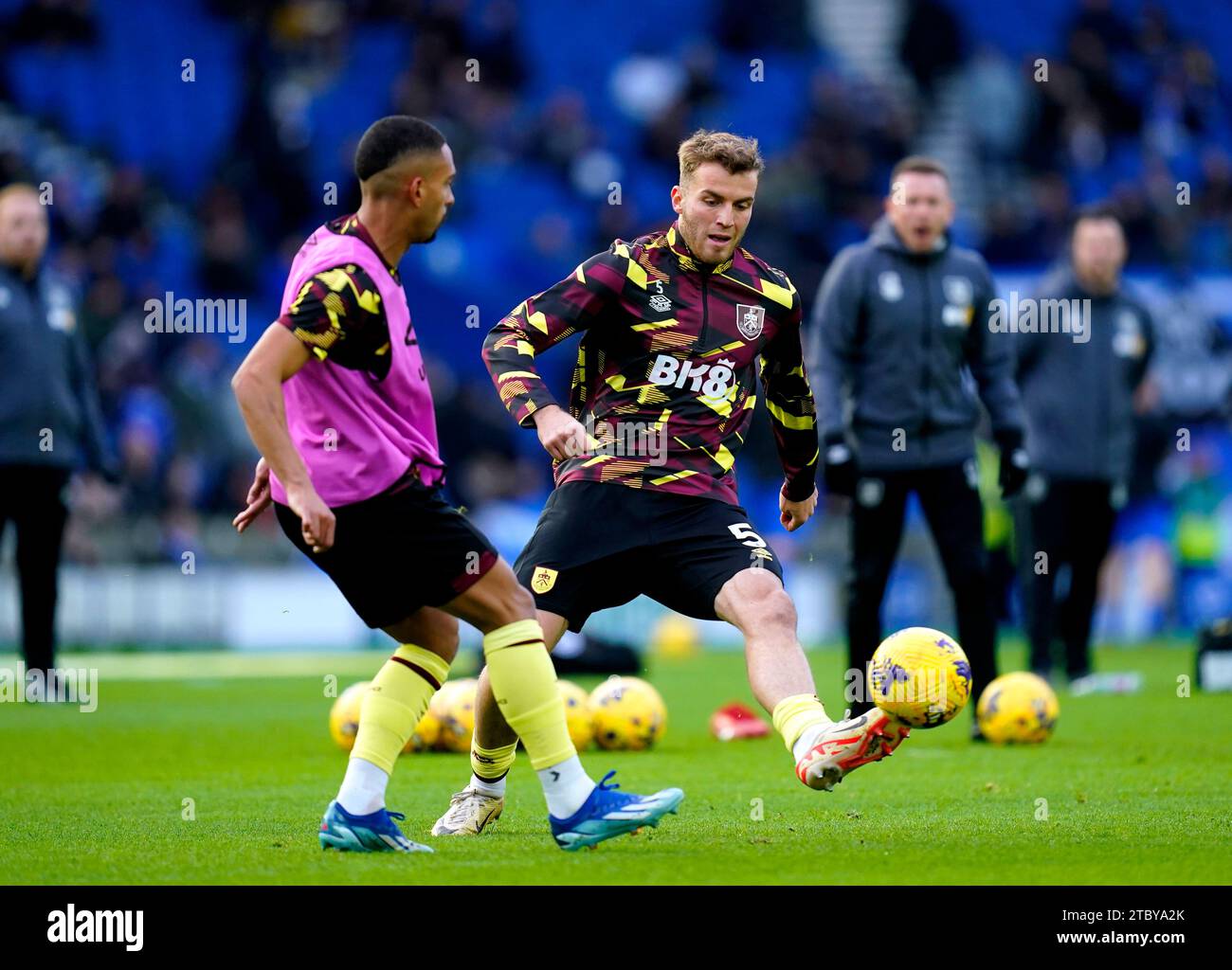 Jordan Beyer (à droite) de Burnley s'échauffe avant le match de Premier ...