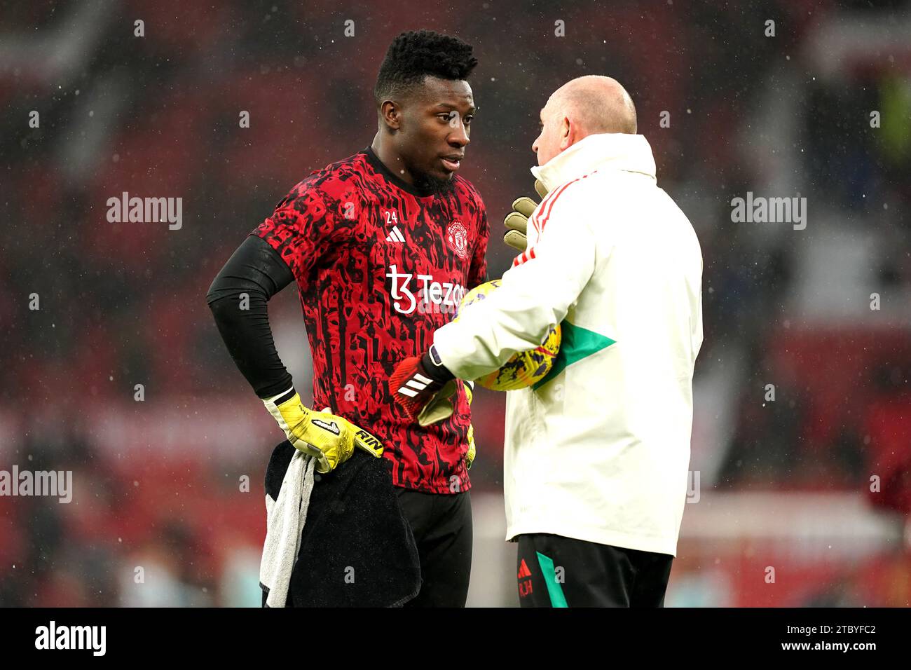 Le gardien de but de Manchester United, Andre Onana (à gauche), parle ...