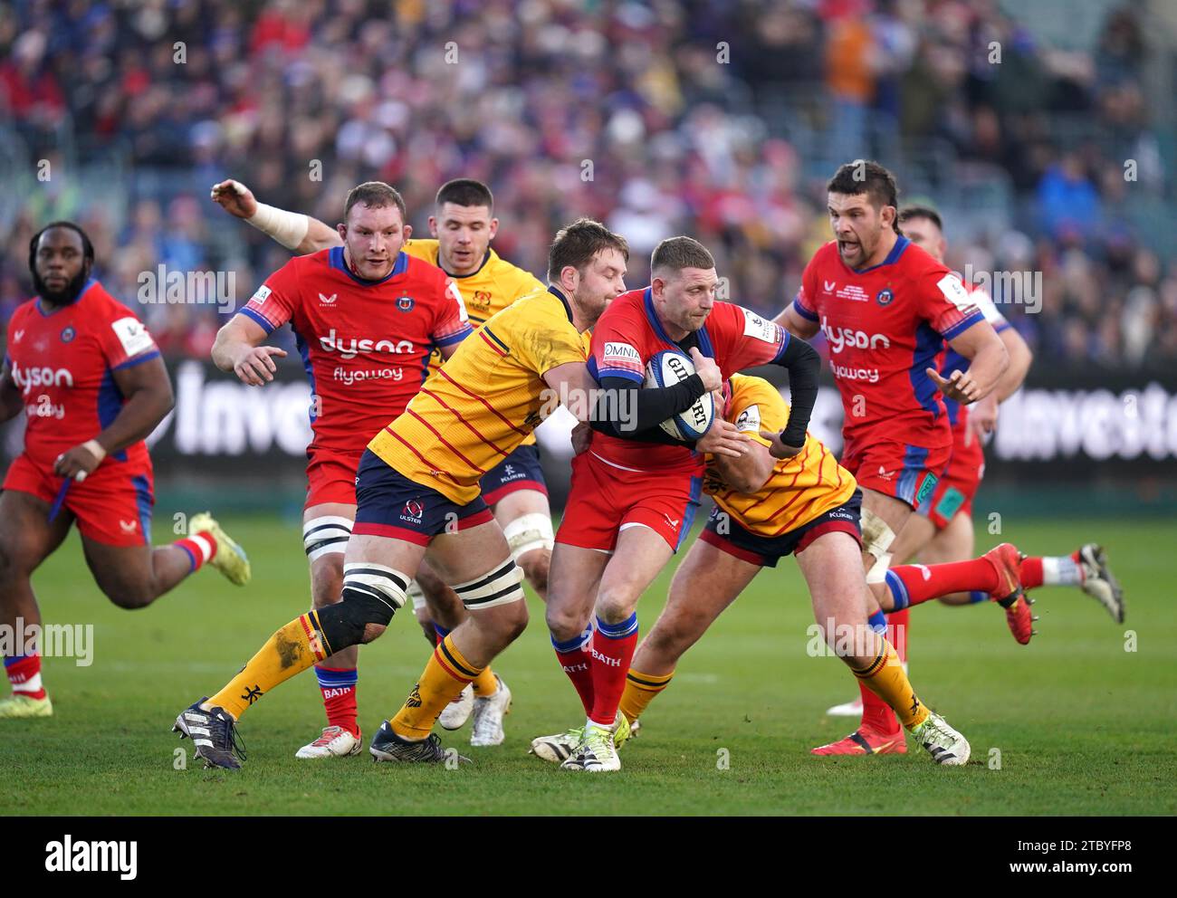 Finn Russell de Bath Rugby affronté par Tom Stewart et Iain Henderson ...