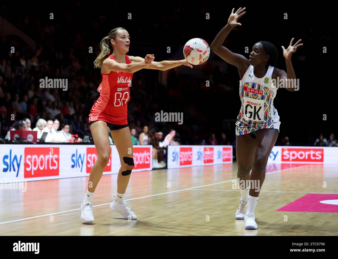 L'Anglais Berri Neil passe le ballon devant l'Africain Phumza Maweni ...