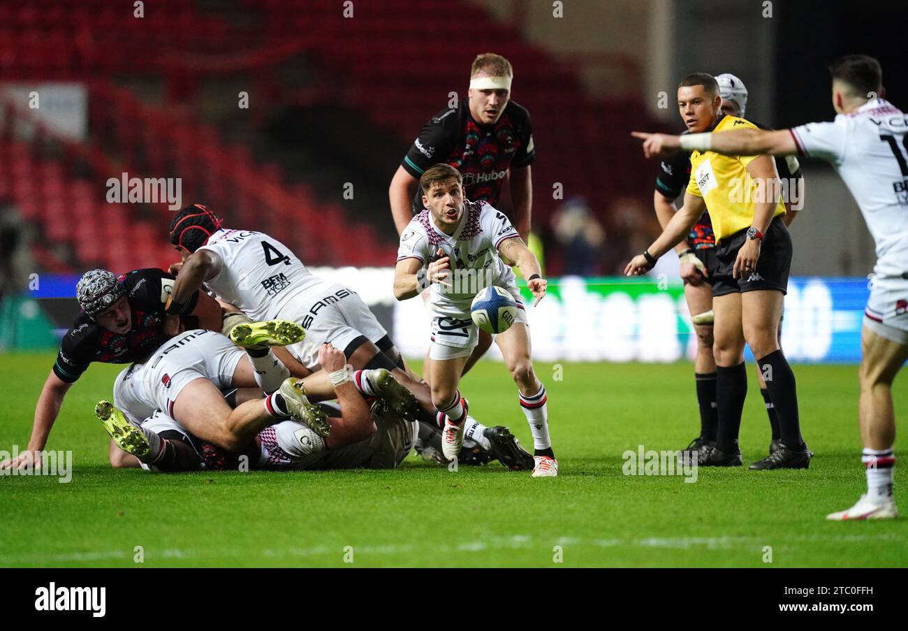 Martin page Relo de Lyon (au centre) décharge le ballon lors du match ...