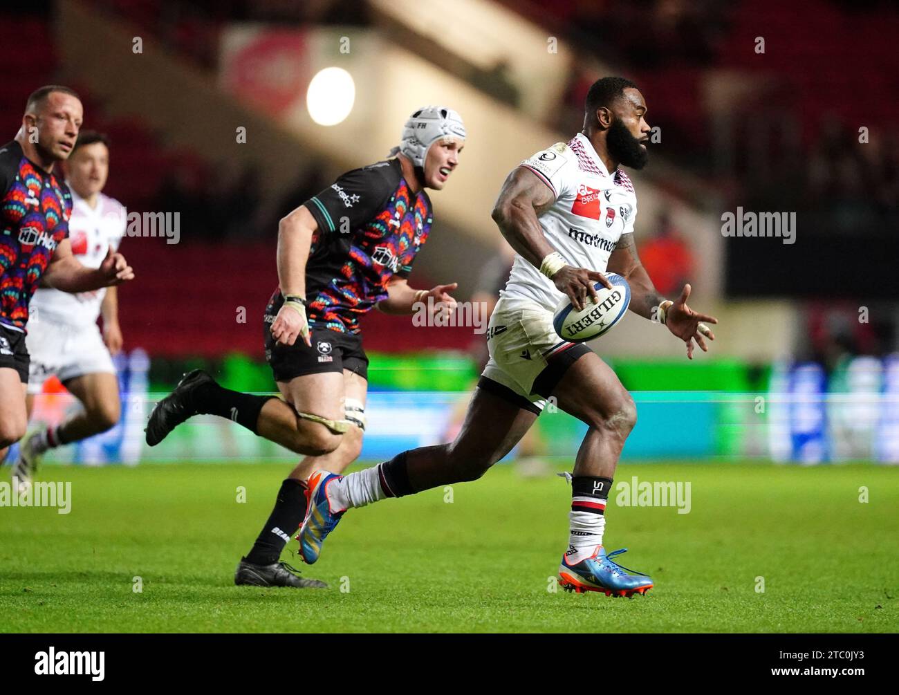 La semi Radradra de Lyon (à droite) sur le ballon lors du match de la ...