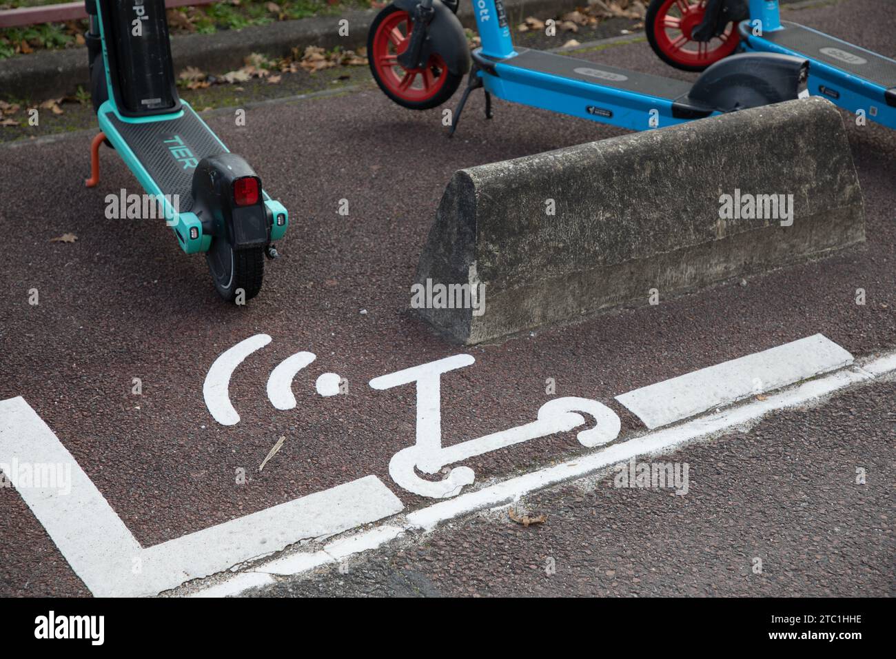 Bordeaux , France - 11 29 2023 : dott Tier swap scooters électriques ...