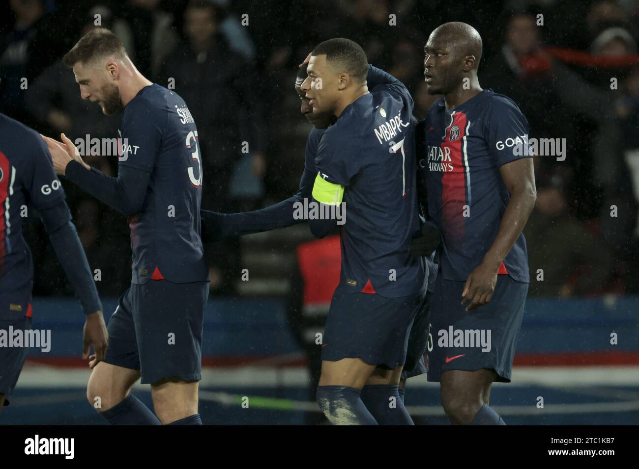 Randal Kolo Muani du PSG célèbre son but avec Milan Skriniar, Kylian Mbappe, Danilo Pereira du ...