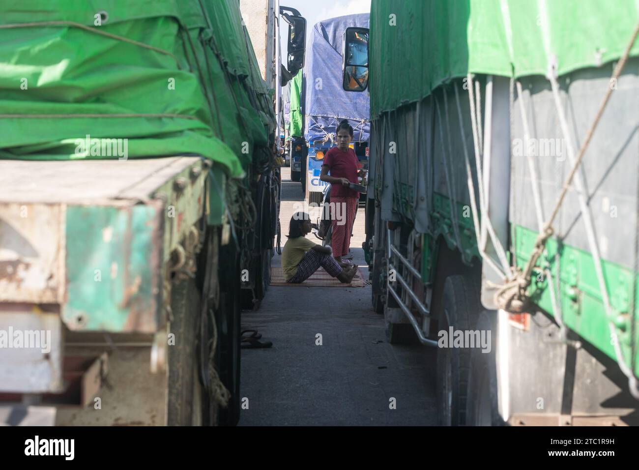 Kawkareik, Myanmar. 10 décembre 2023. Plus d'une centaine de camions ...