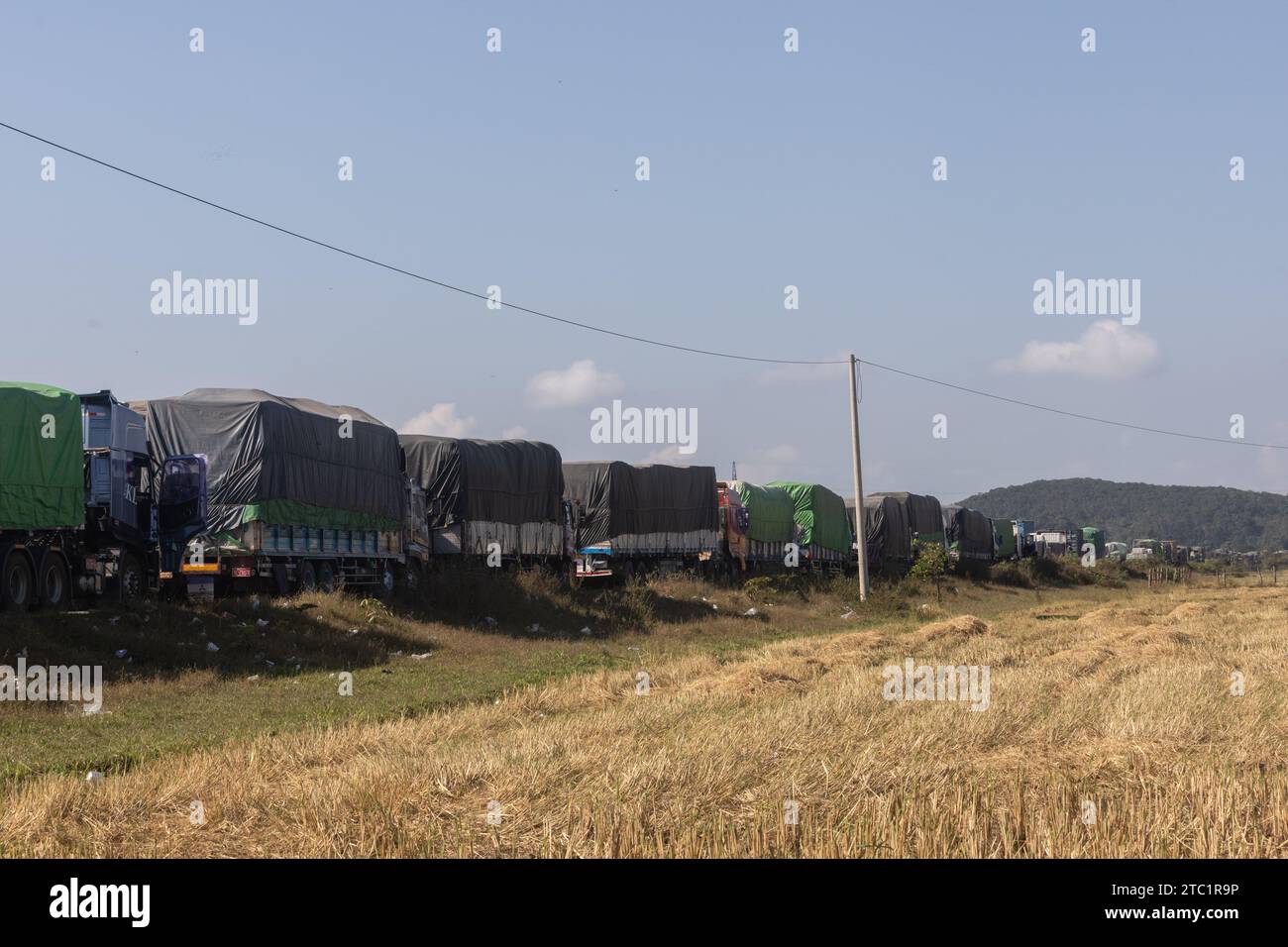 Kawkareik, Myanmar. 10 décembre 2023. Plus d'une centaine de camions ...