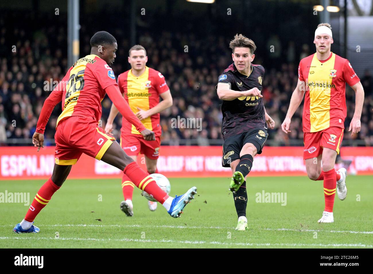 DEVENTER - Victor Jensen du FC Utrecht marque lors du match néerlandais ...