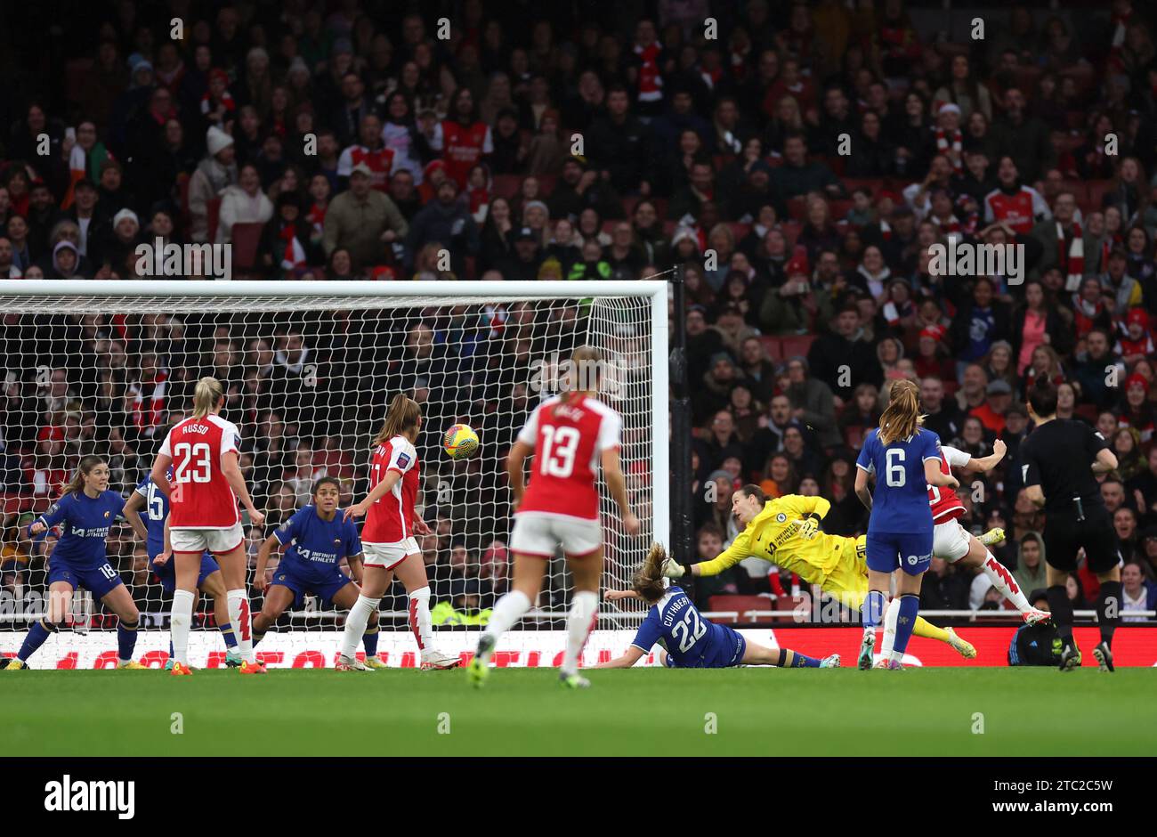 Beth Mead d'Arsenal marque le premier but de son équipe lors du match ...