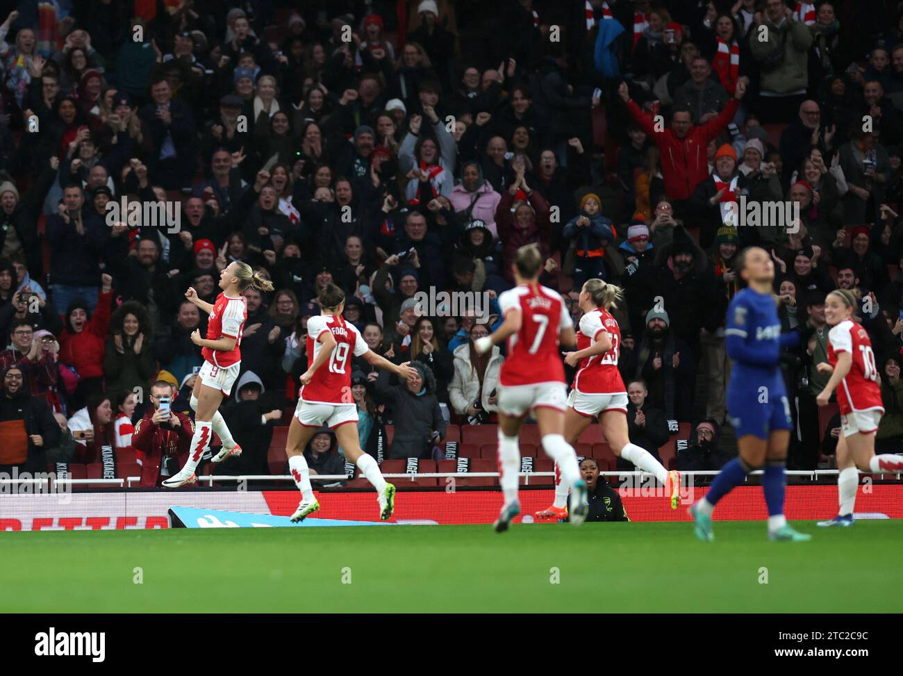 Beth Mead d'Arsenal (à gauche) célèbre avoir marqué le premier but de ...