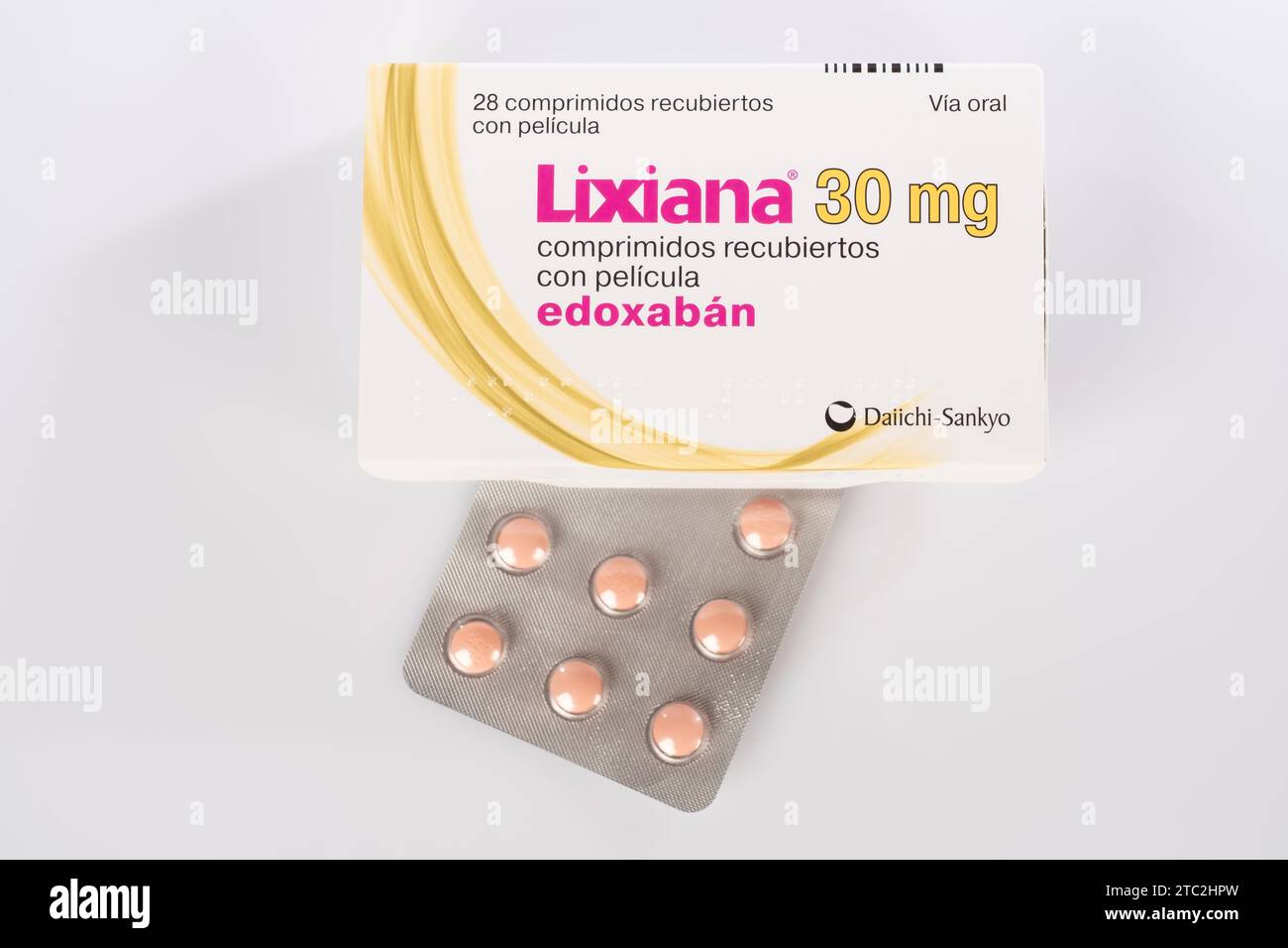Une boîte de Lixiana 30 mg comprimés isolé sur blanc. Médicaments ...