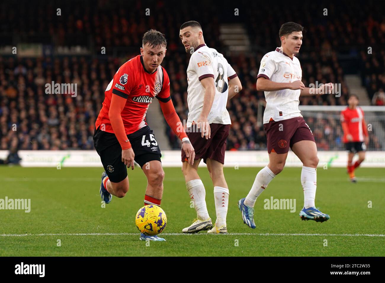 Alfie Doughty de Luton Town (à gauche) passe devant Mateo Kovacic de ...