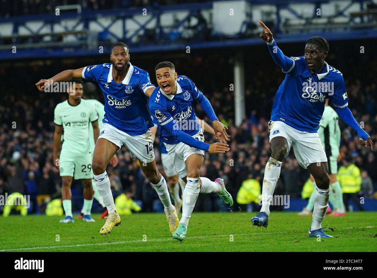 Lewis Dobbin d'Everton célèbre avoir marqué le deuxième but de leur ...