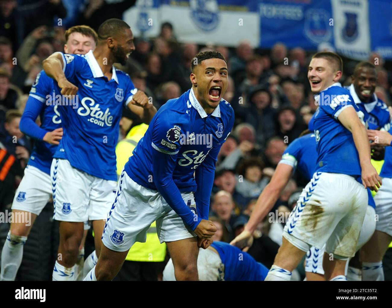 Lewis Dobbin d'Everton célèbre avoir marqué le deuxième but de leur ...