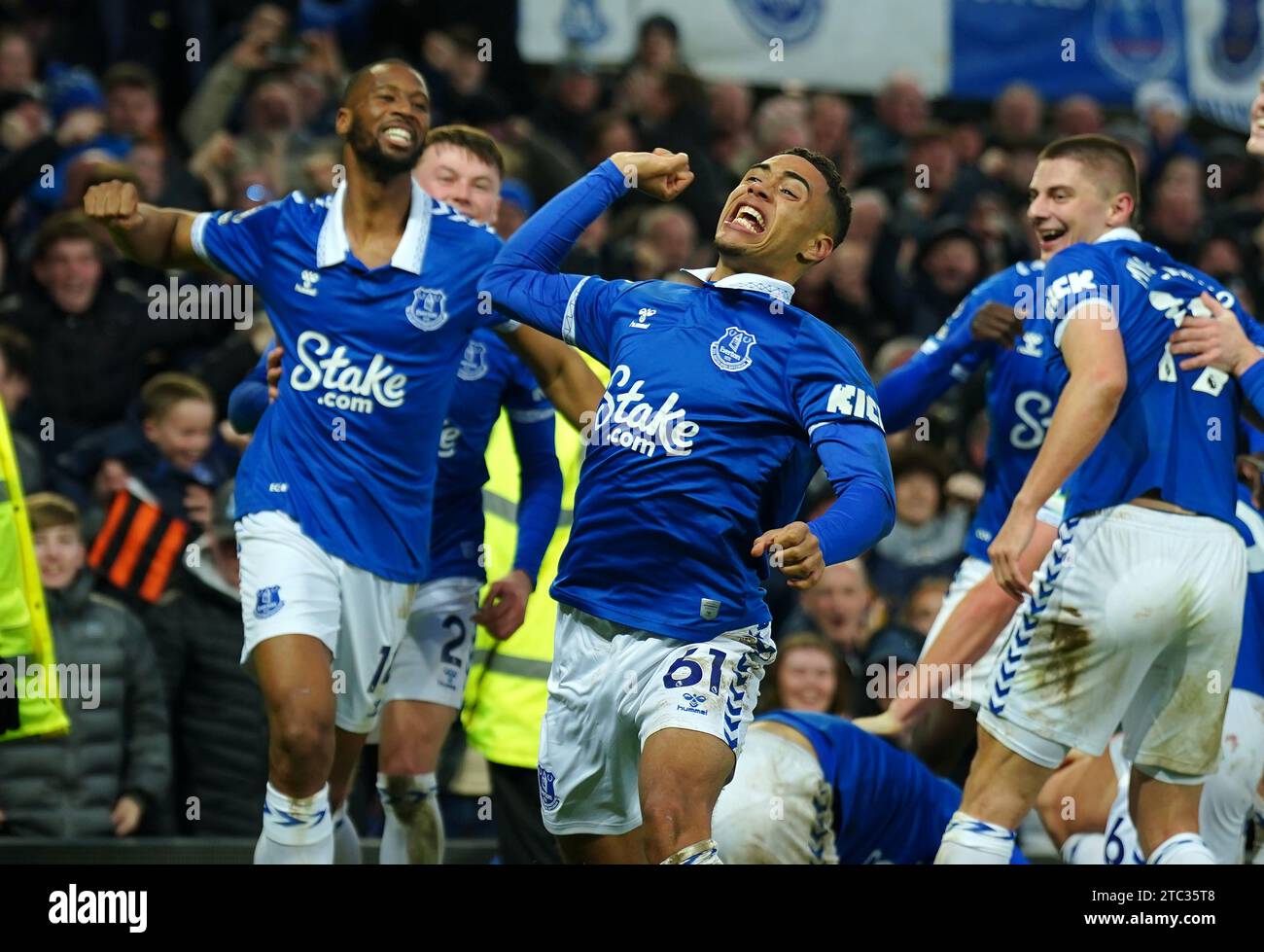 Lewis Dobbin d'Everton célèbre avoir marqué le deuxième but de leur ...