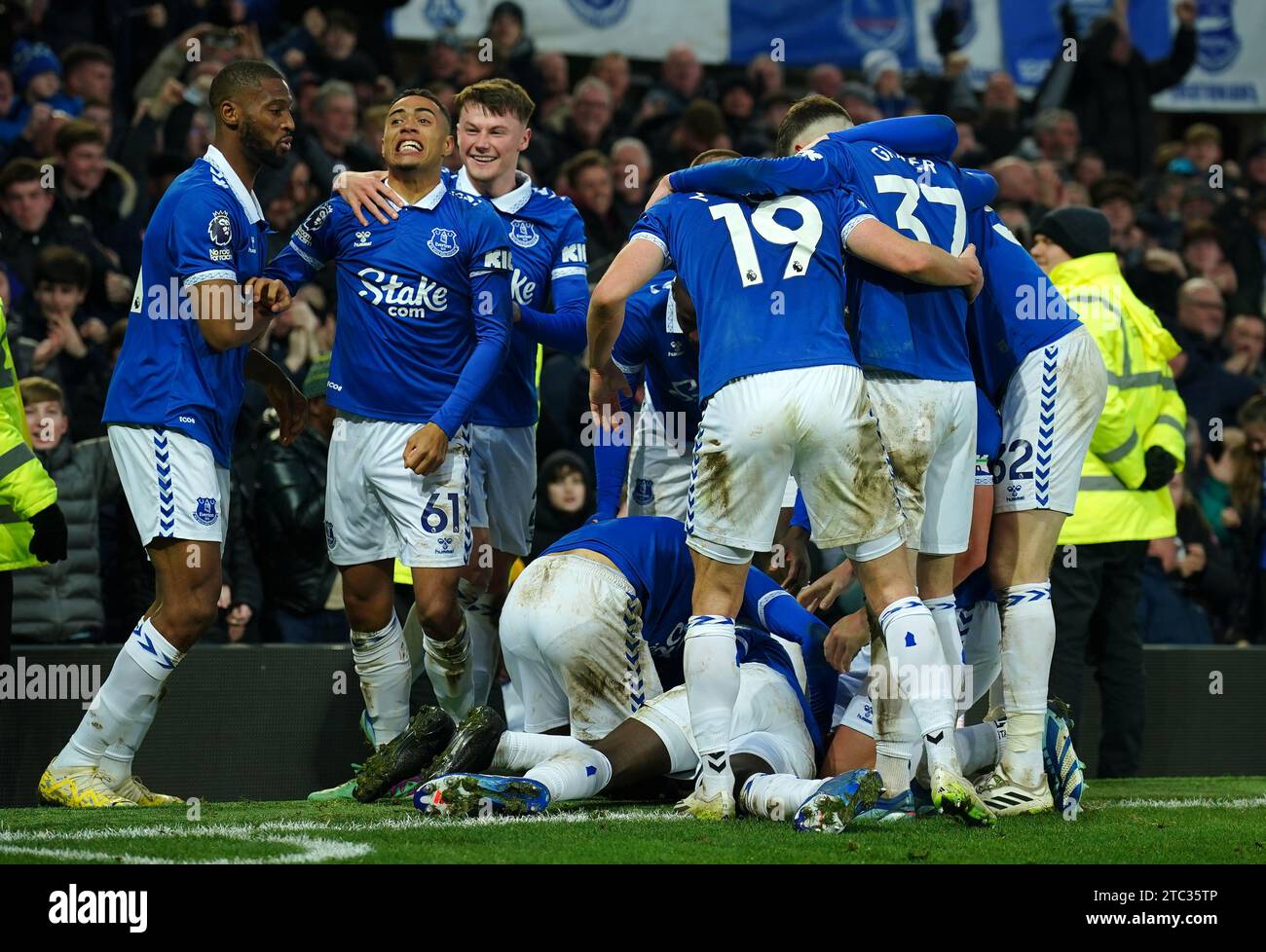 Lewis Dobbin d'Everton célèbre avoir marqué le deuxième but de leur ...