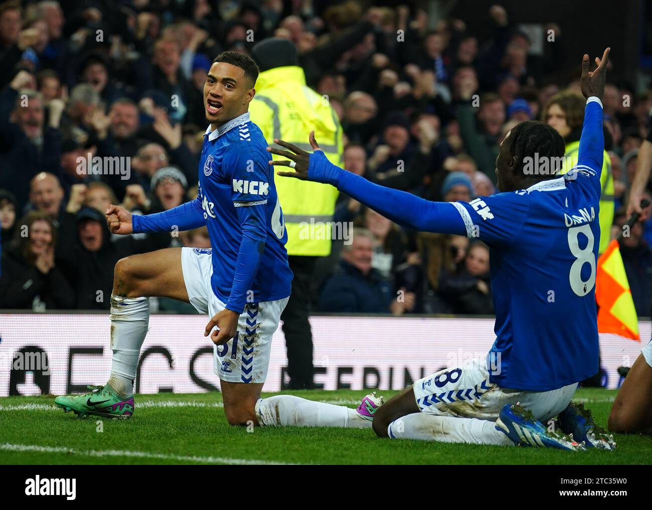 Lewis Dobbin d'Everton célèbre avoir marqué le deuxième but de leur ...