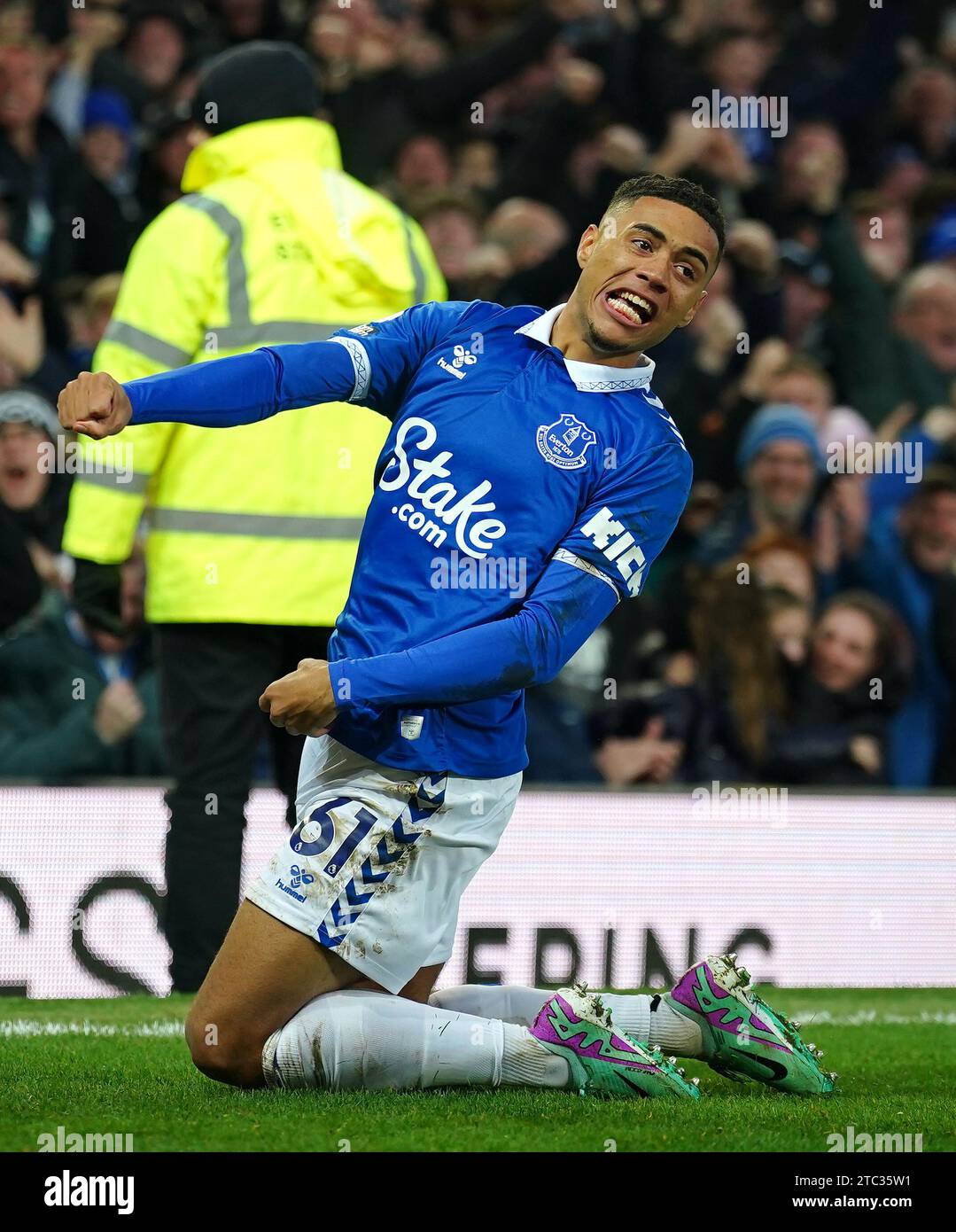 Lewis Dobbin d'Everton célèbre avoir marqué le deuxième but de leur ...