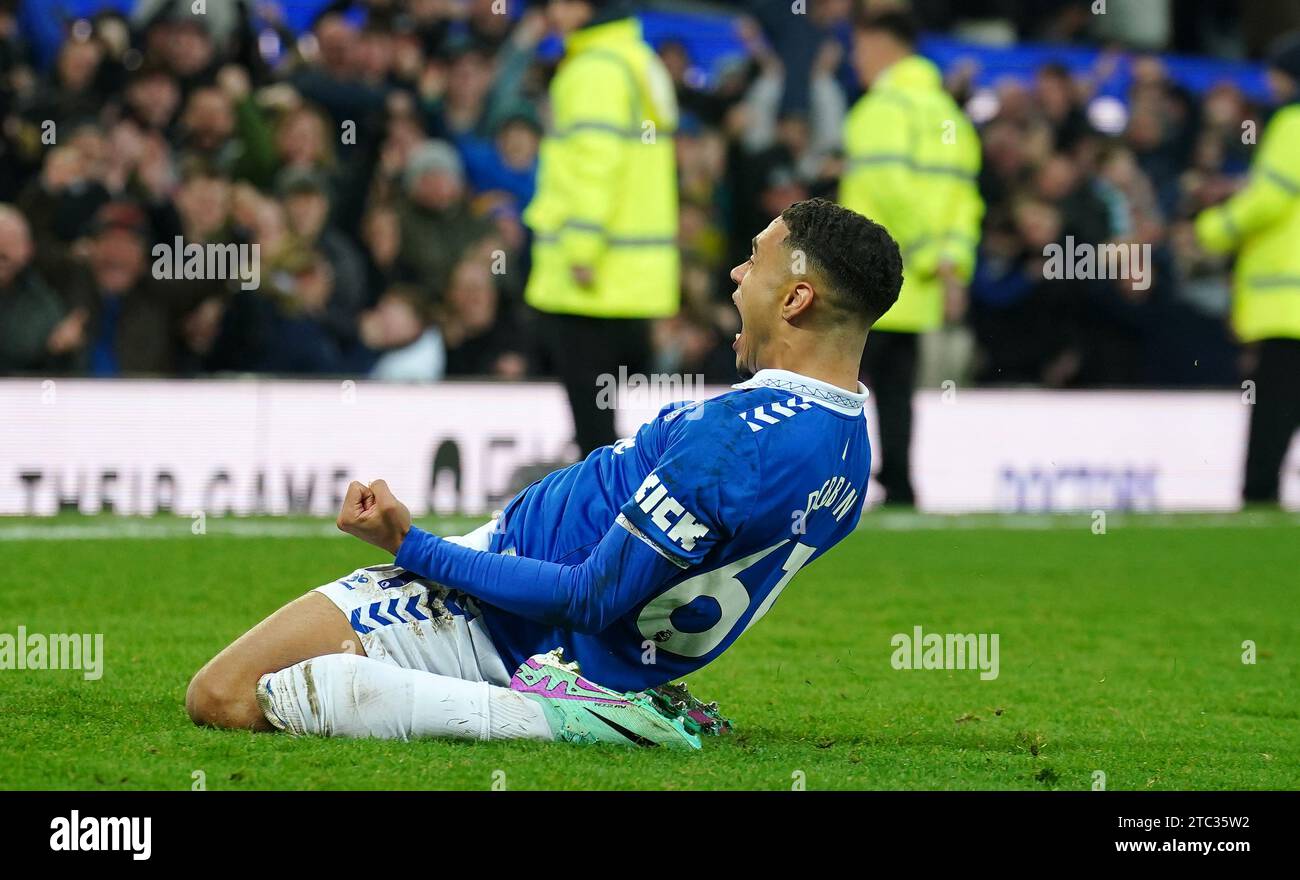 Lewis Dobbin d'Everton célèbre avoir marqué le deuxième but de leur ...