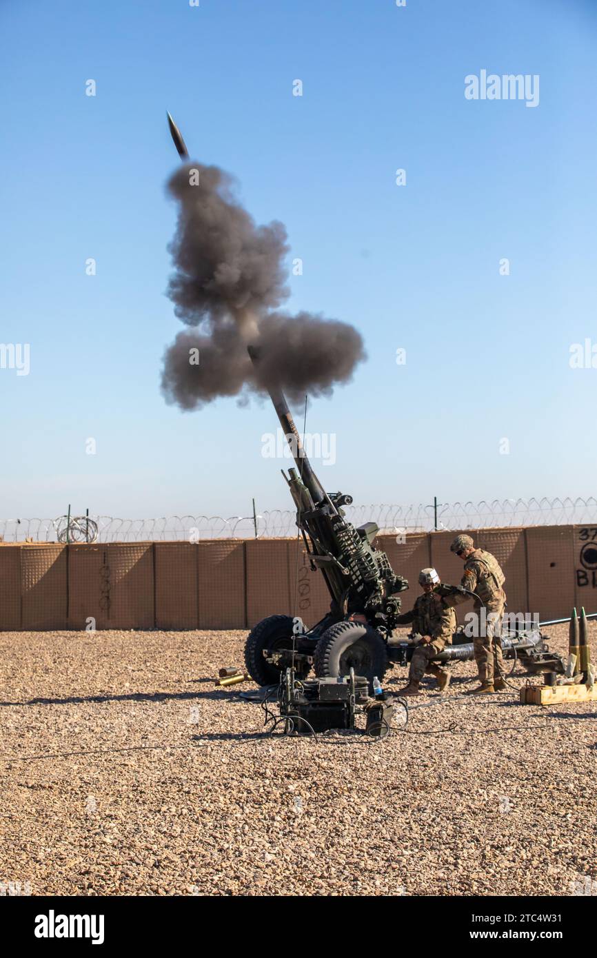 Une balle est tirée depuis un obusier de 105 mm M119A3 au cours d'un ...