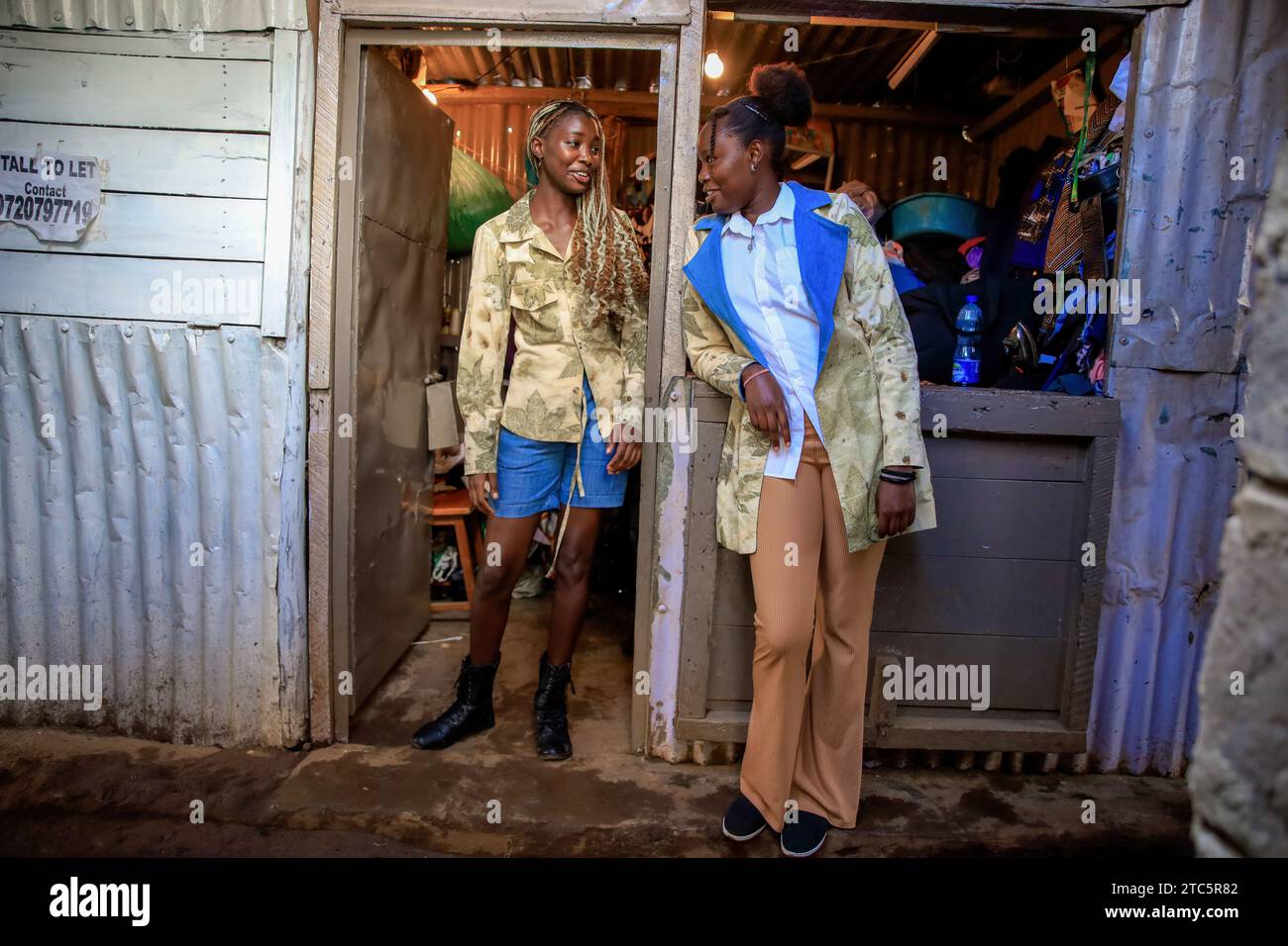 Des mannequins sont posés pour une photo au stand de Richard Onyango ...