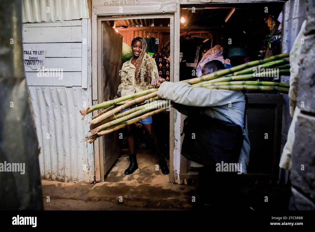 Nadupoi Oreu, mannequin de 22 ans, pose pour une photo au stand de ...