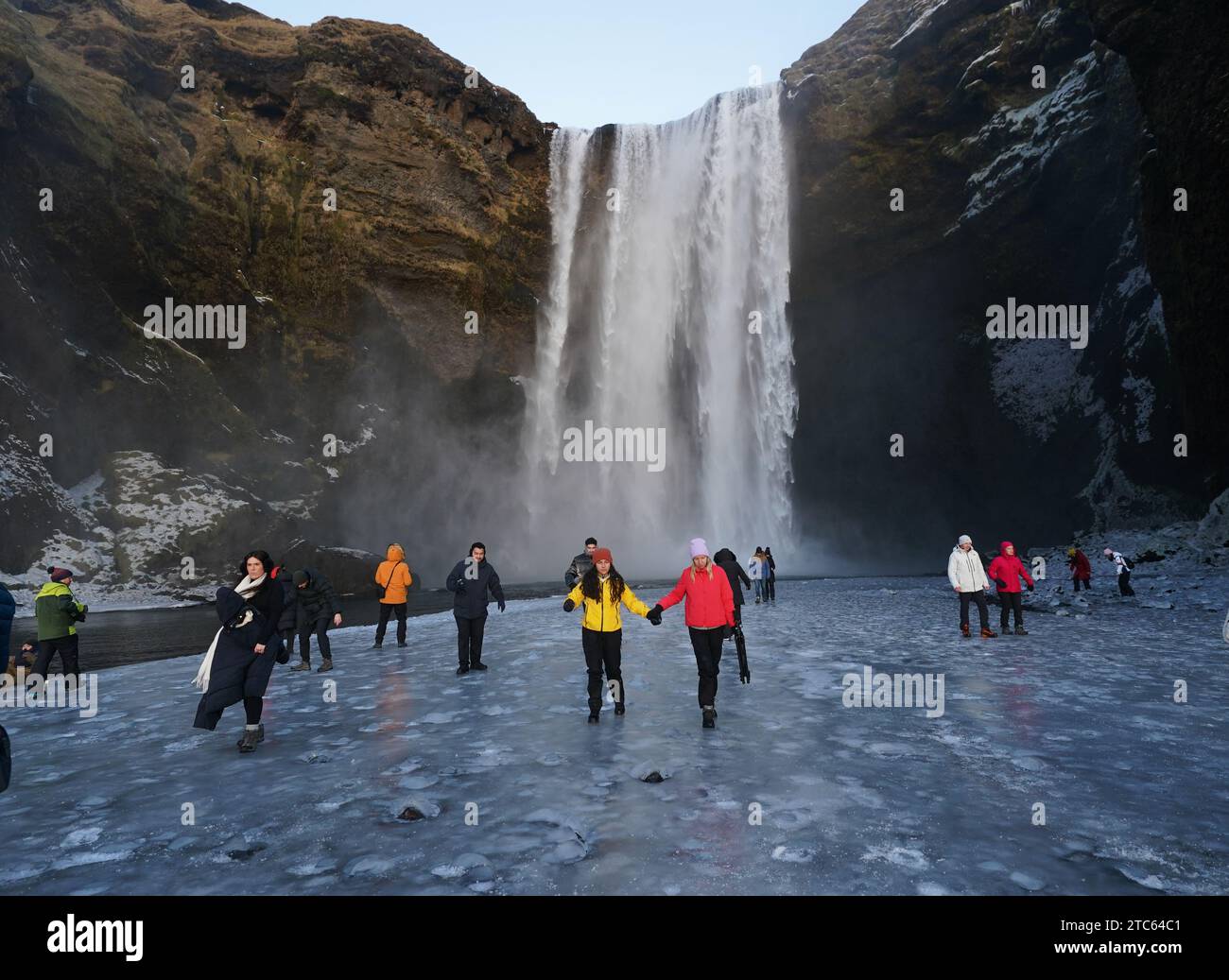 La cascade Skogafoss de 62 mètres de haut dans le sud de l'Islande ...