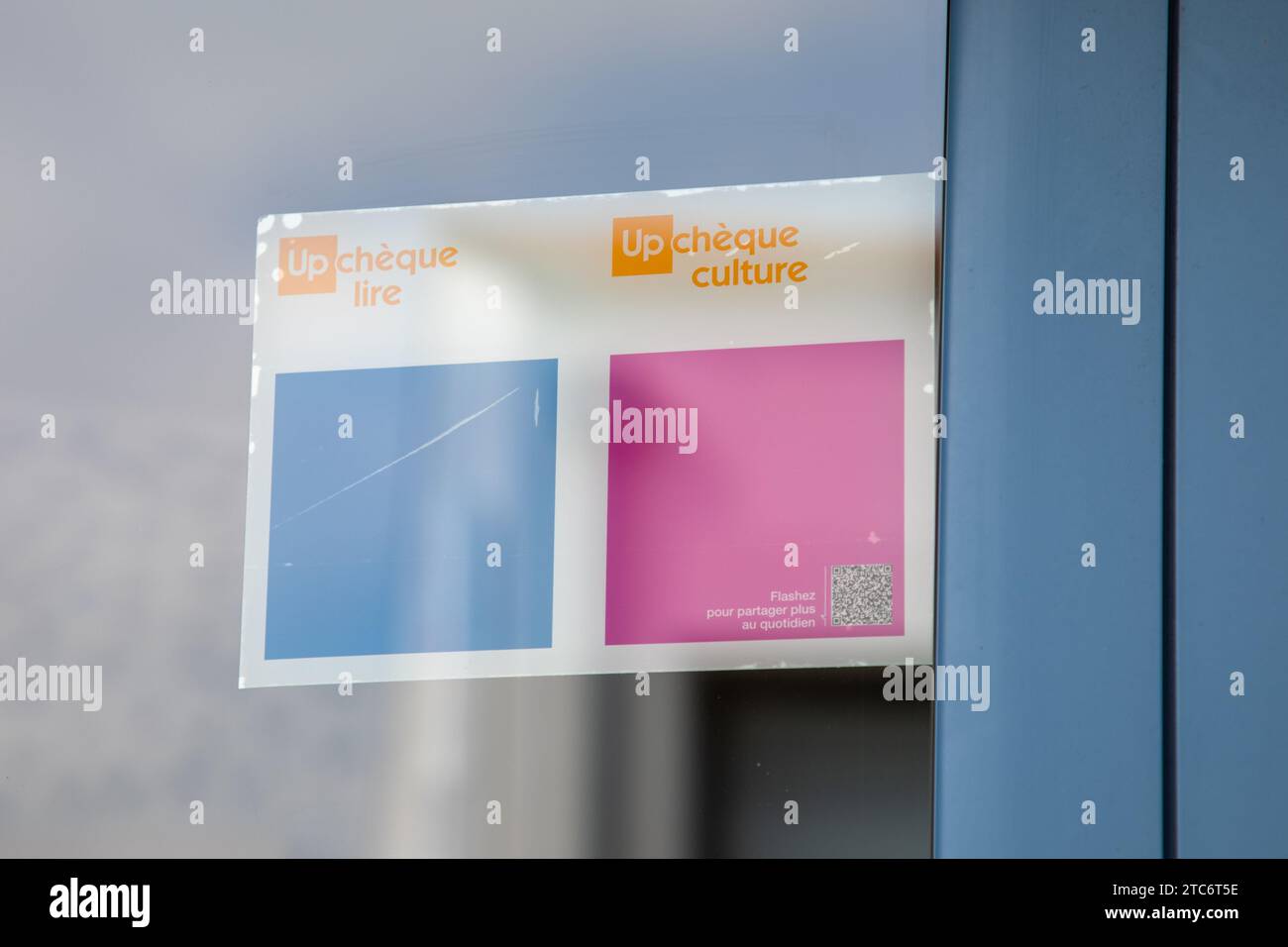 Bordeaux , France - 11 16 2023 : UP cheque lire culture logo marque et ...